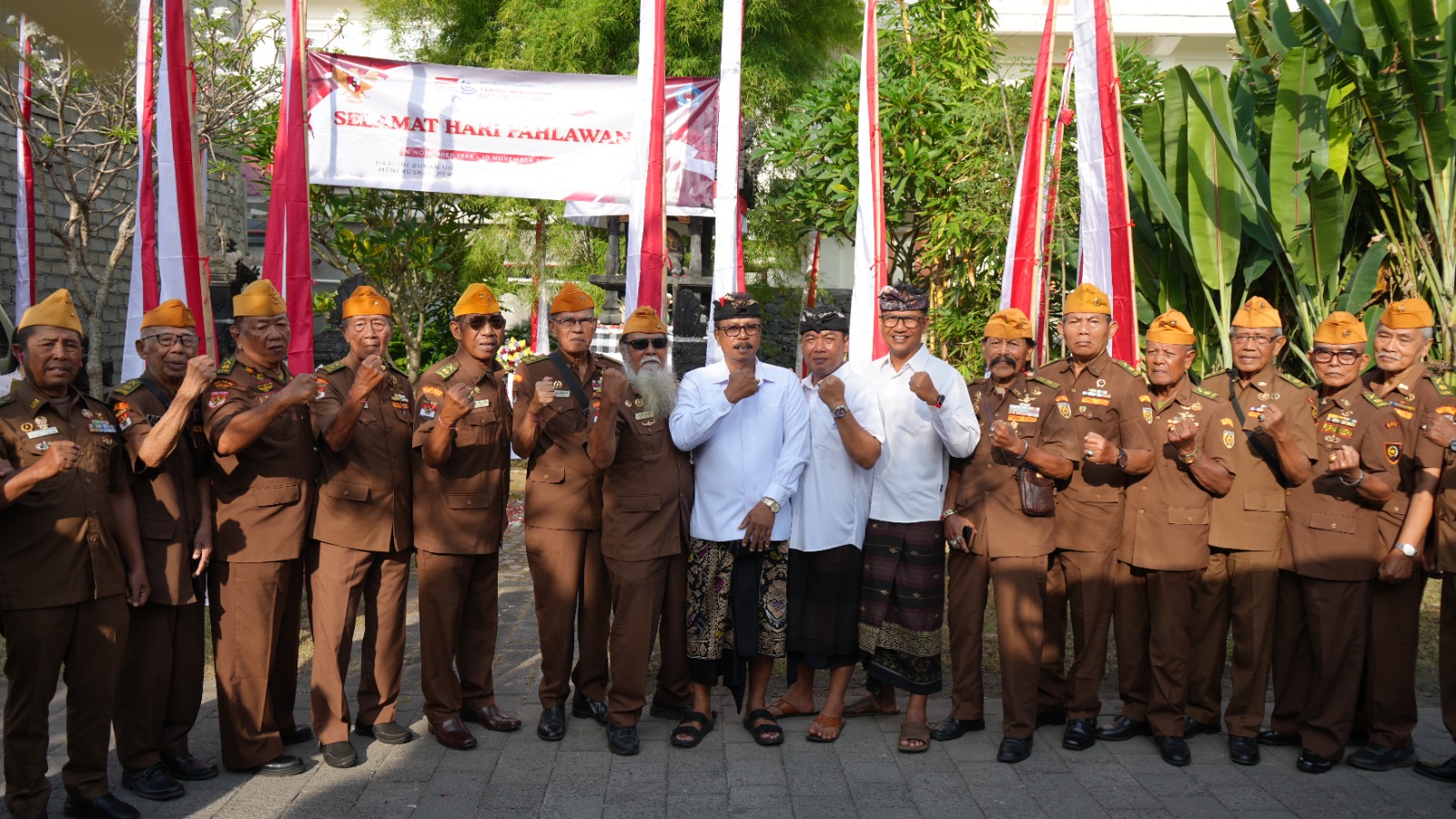 Tabur Bunga di Tugu Pahlawan Made Bina - Desa Ubung Kaja